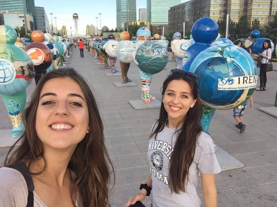 Cristina Sala y Natalia Cholbi, dos gimnastas de la Marina en la Expo ...