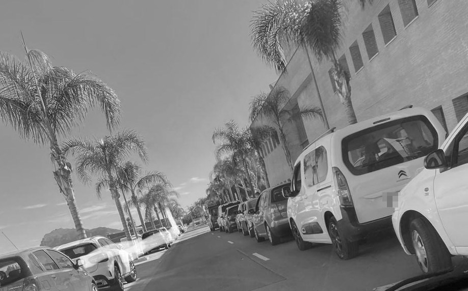 Largas colas de coches para hacerse la PCR en el centro de salud del ... Largas colas de coches para hacerse la PCR en el centro de salud del ...