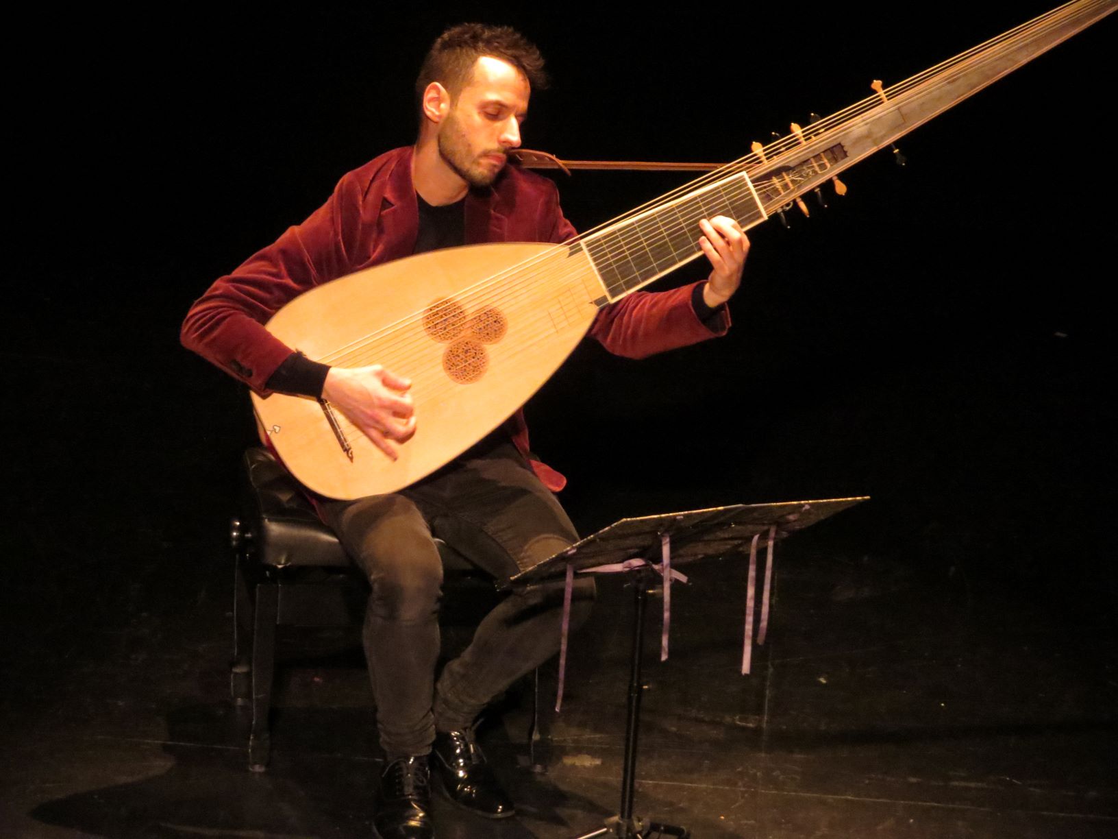 Daniel Zapico descubre en Dénia la magia barroca de la tiorba