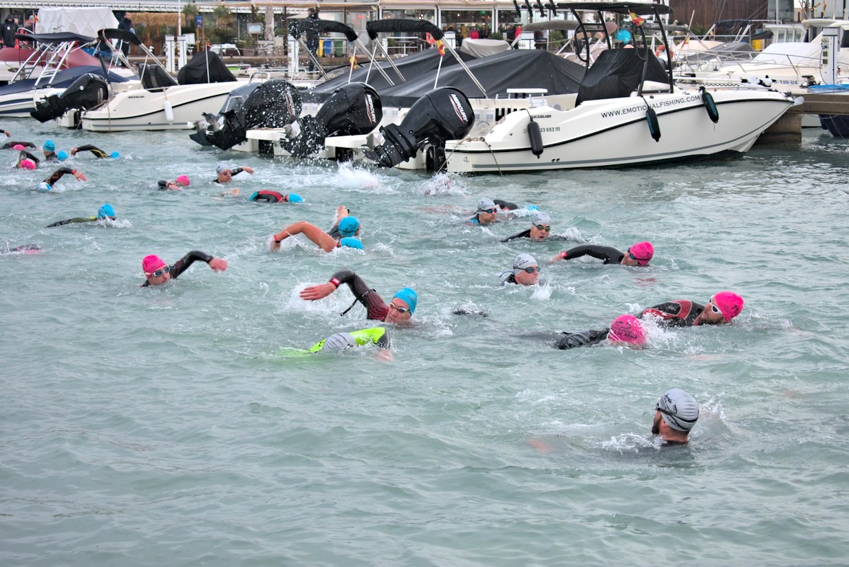 200 valientes en las aguas del puerto de Dénia mientras nevaba en las ...