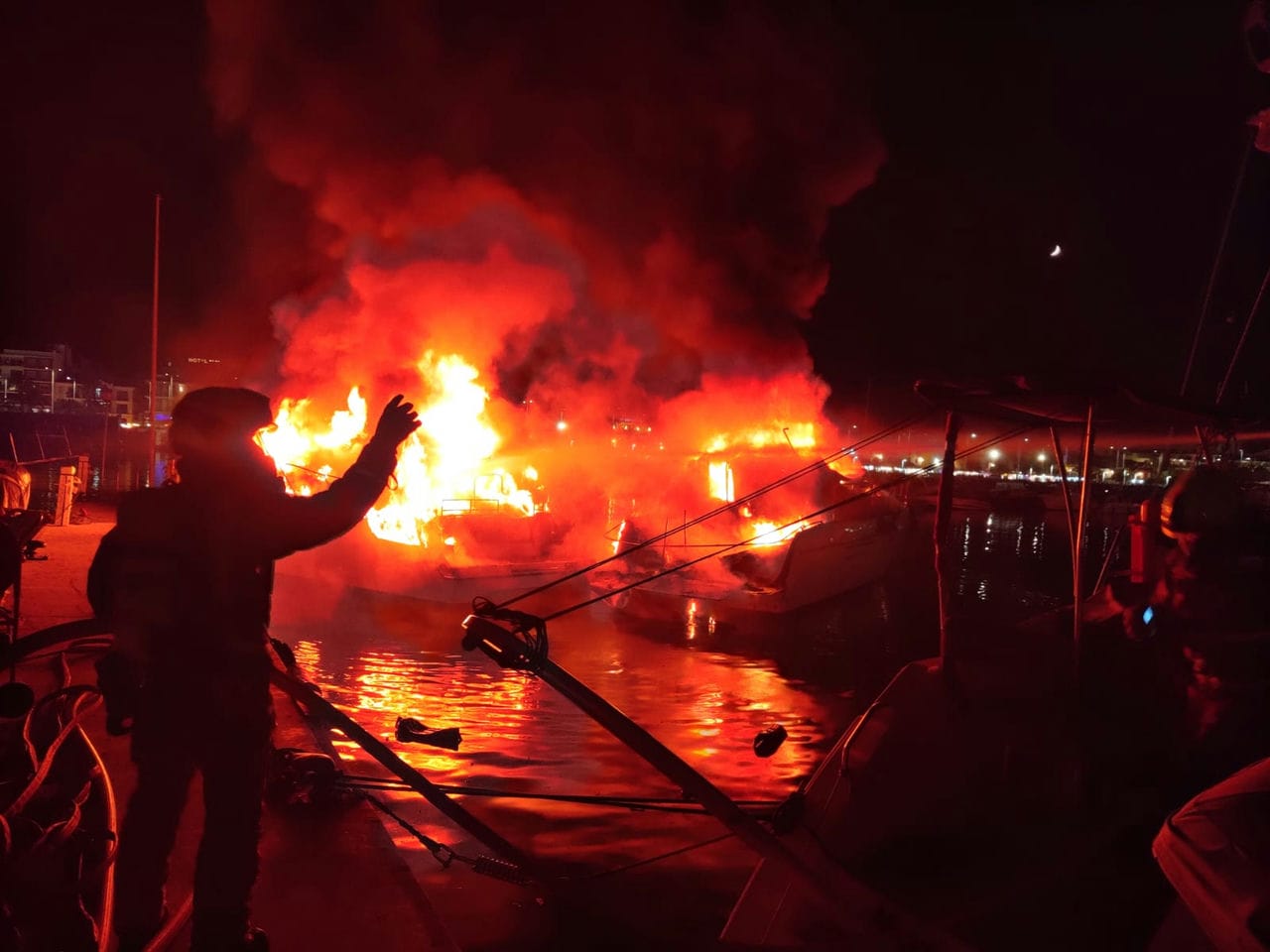 Los espectaculares vídeos e imágenes del incendio de dos barcos en el ...