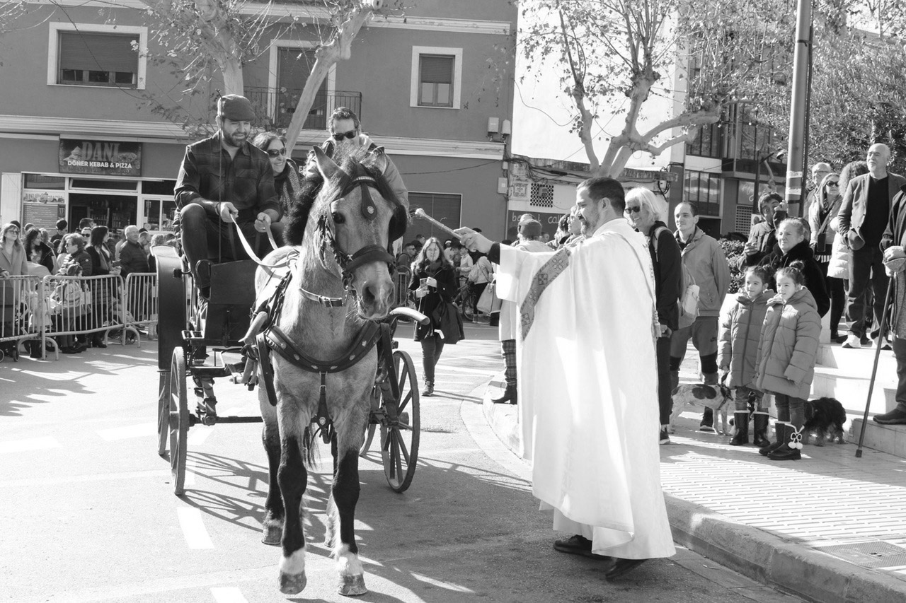 Foc, tradició i mascotes: Ondara encén la flama de Sant Antoni