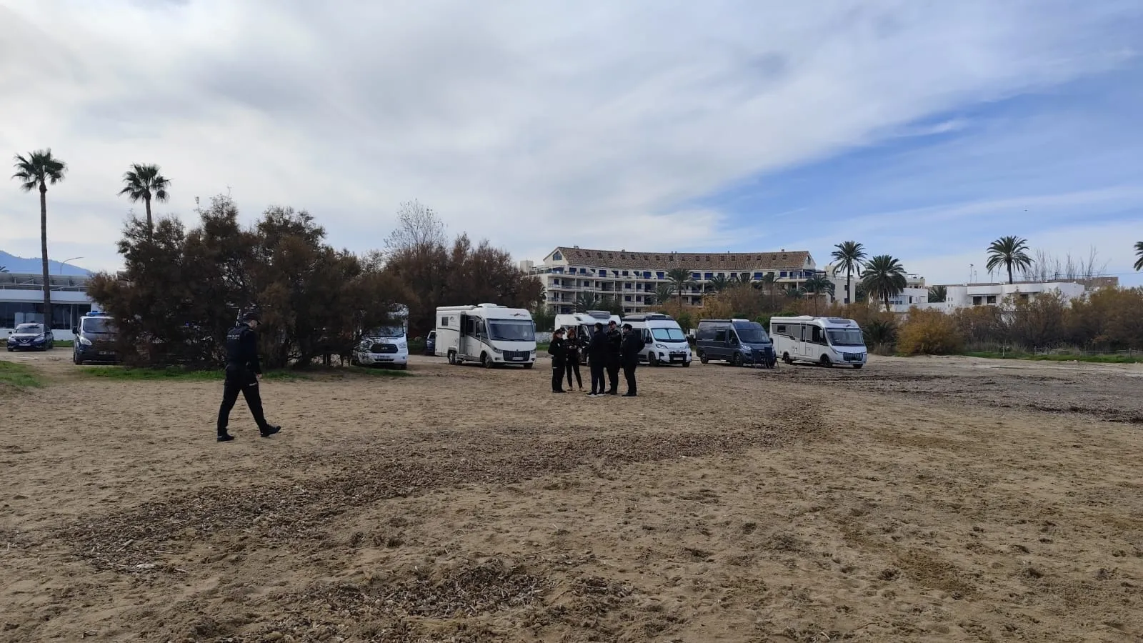 Un artefacto de la Guerra Civil obliga a desalojar una playa de Dénia