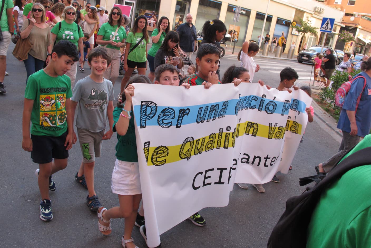 La flama per l’educació pública continua viva: Milers de persones ...